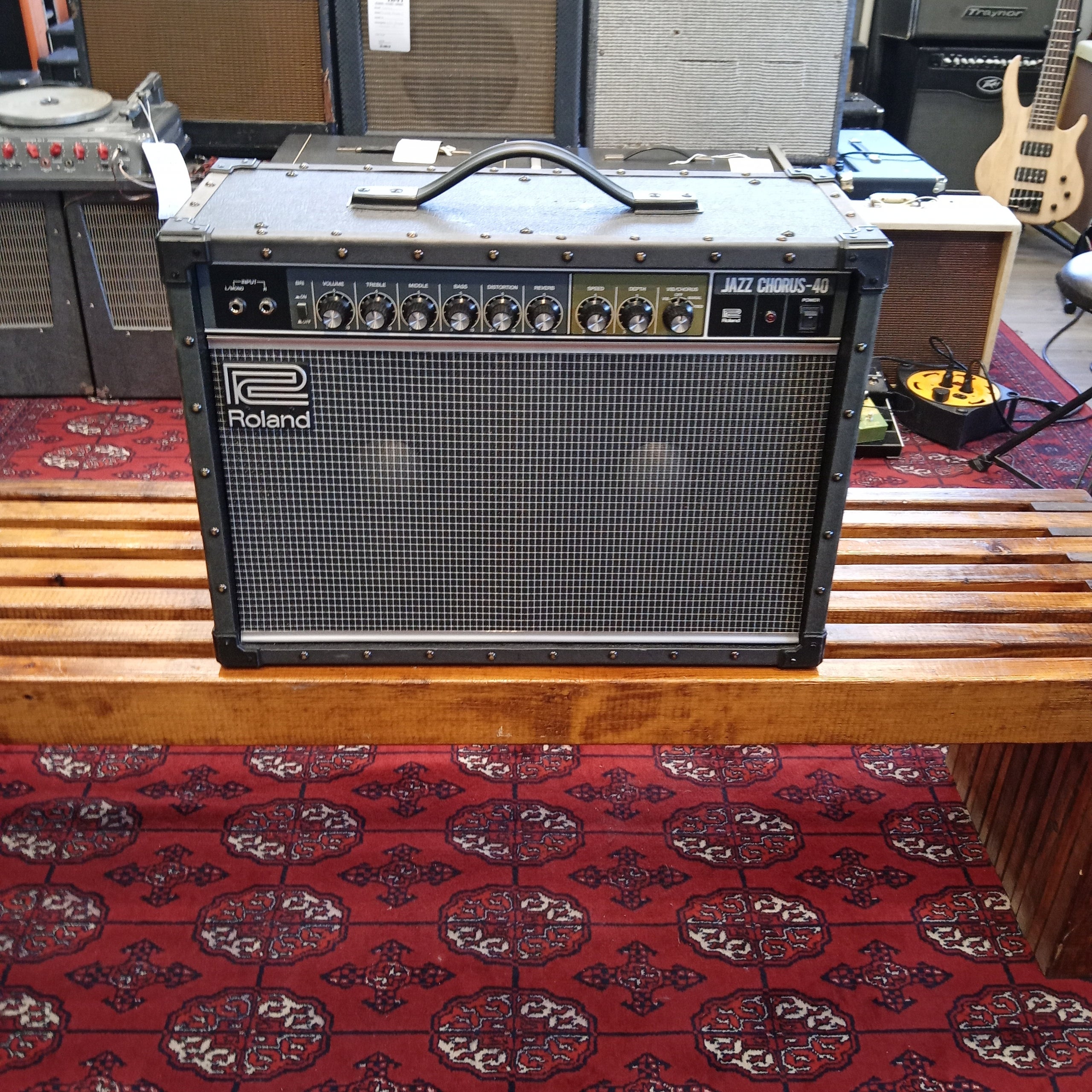 Roland JC-40 Jazz Chorus | Guitar Hi-Fi